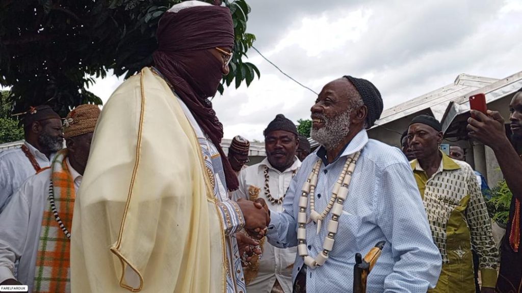 Cameroun : le sultan roi des Bamoun en visite à Mbanga ...