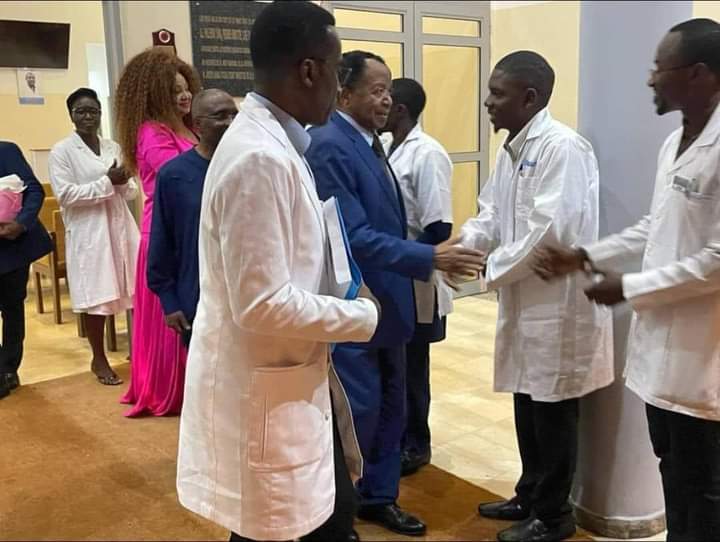 Cameroun : Paul Biya à l’hôpital d'ophtalmologie Magrabi d’Oback ...